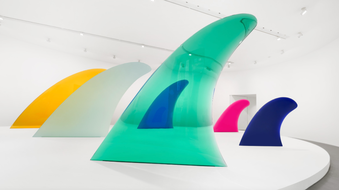 Alex Israel最新个展「Fins」正在罗马高估轩空间展出_浮美术馆-浮美术馆
